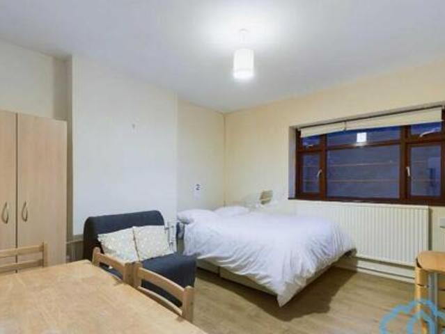 Poynders Gardens, London, 3 Bedroom Flat
