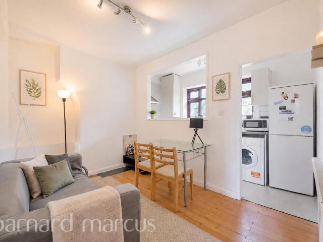 Poynders Gardens, London SW4, 3 bed flat to rent, £2,650 pcm | PrimeLocation