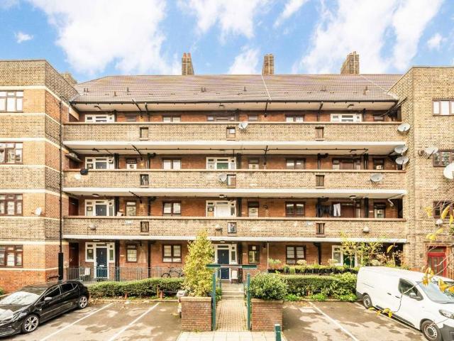 Poynders Gardens, London SW4 3 bed flat to rent £2,650 pcm £612 pw