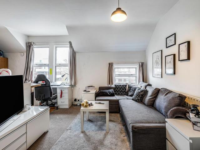 Poynders Road, London, SW4 1 bed flat to rent £1,750 pcm £404 pw