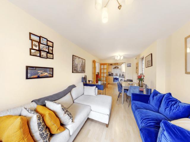 Poynders Road, London, SW4 2 bed apartment to rent £2,450 pcm £565 pw