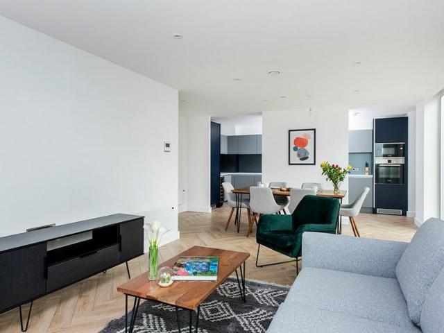 Plot 10th floor, 3 bed apartment at. 3 bed flat to rent £2,230 pcm £515 pw