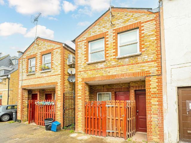 Plough Lane, Teddington TW11, 1 bed flat to rent, £1,750 pcm | PrimeLocation
