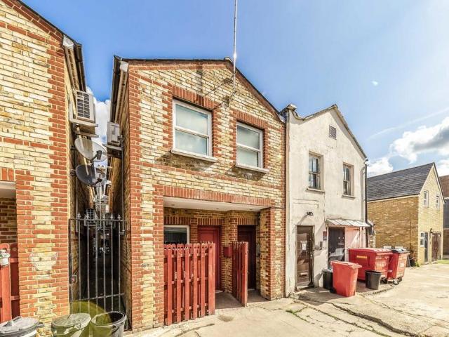 Plough Lane, Teddington TW11 2 bed flat to rent £1,900 pcm £438 pw