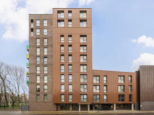 Plough Road, London SW11 1 bed flat to rent £2,400 pcm £554 pw