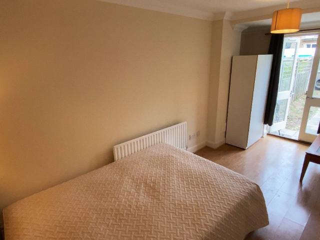 Plough Way, London SE16, Room to rent, £970 pcm | PrimeLocation