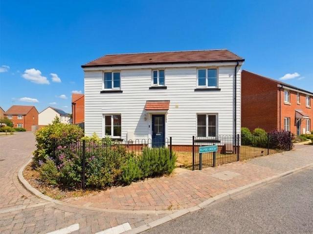 Plover Crescent, Essex CM17 4 bed detached house to rent £2,750 pcm £635 pw