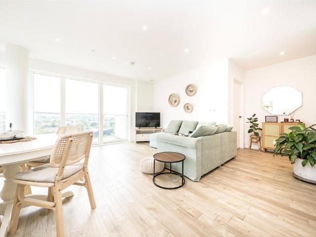 Plowden Road, London, SE3 2 bed apartment to rent £2,600 pcm £600 pw