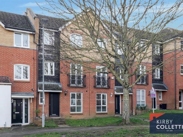 Plomer Avenue, Hoddesdon, Herts 3 bed townhouse to rent £2,575 pcm £594 pw