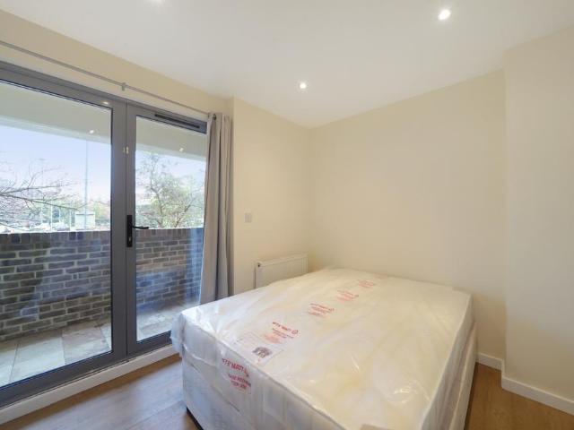 Platinum Court, Cephas Avenue, Stepney 1 bed apartment to rent £1,700 pcm £392 pw