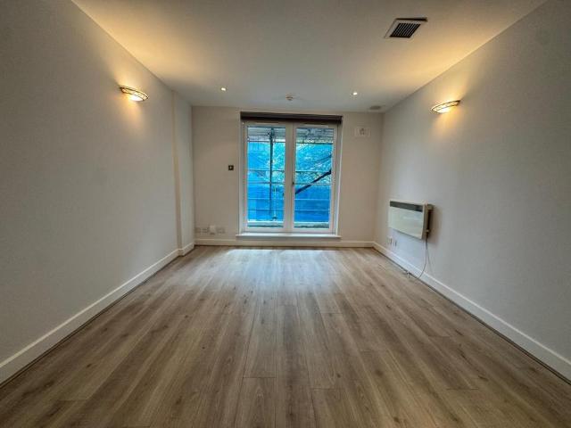 Platinum House Lyon Road, Harrow. 2 bed flat to rent £1,750 pcm £404 pw
