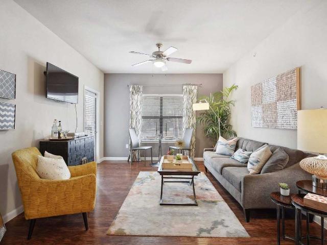 Platinum Shavano Oaks Apartments 3 Bedroom Apartment for Rent at 14811 Huebner Rd, Shavano Park, TX 78231 Shavano Park