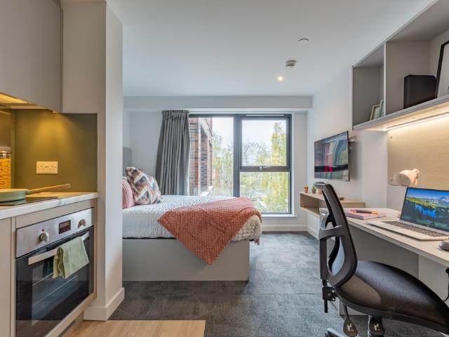 Platinum Studio at Glasgow West End. Studio to rent £1,387 pcm £320 pw