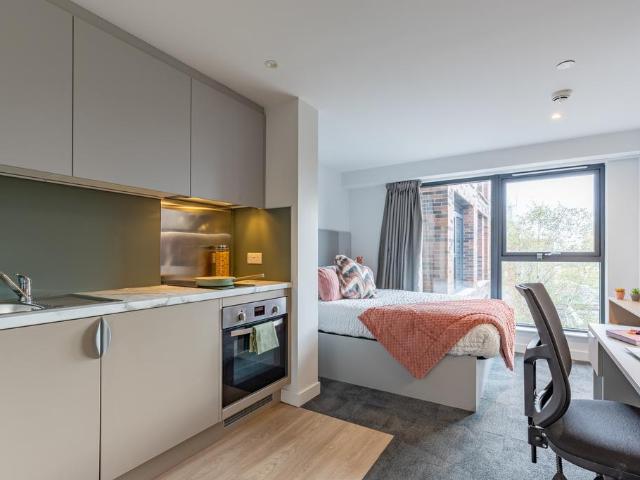 Platinum Studio River View at Glasgow. Studio to rent £1,430 pcm £330 pw