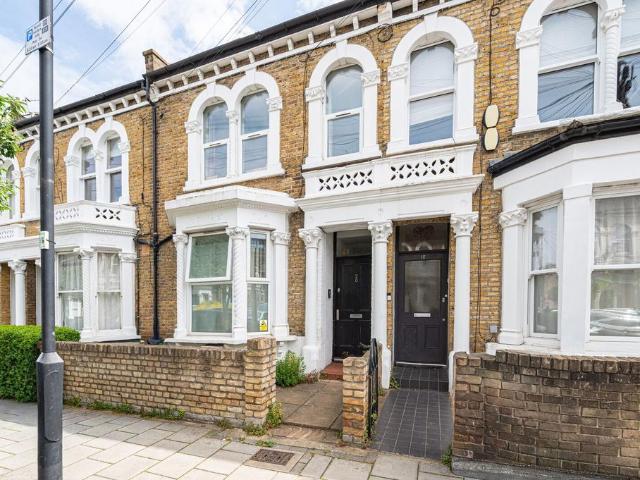 Plato Road, Brixton, London, SW2 2 bed flat to rent £2,350 pcm £542 pw