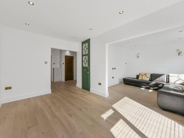 Platts Lane, London 3 bed flat to rent £3,500 pcm £808 pw