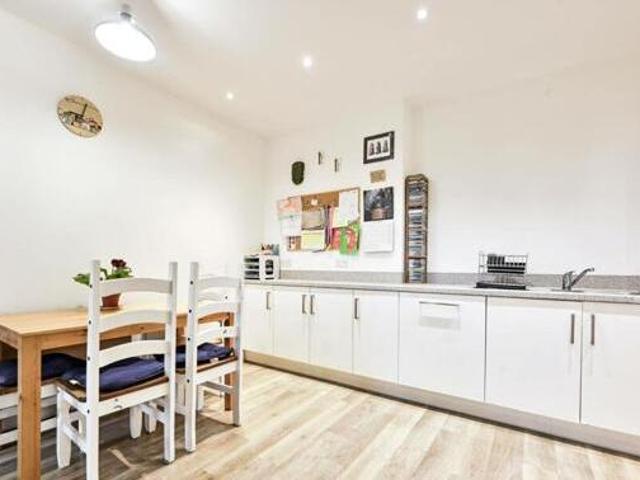 Plaza Gardens, East Putney, 3 Bedroom Flat