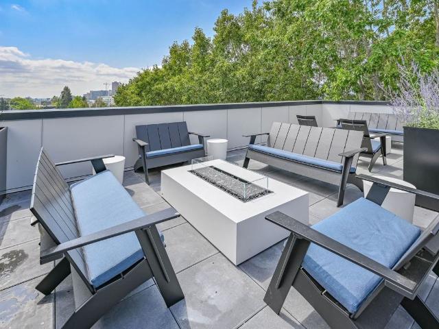 Plaid Apartments Studio Apartment for Rent at 514 Federal Ave E, Seattle, WA 98102 Broadway