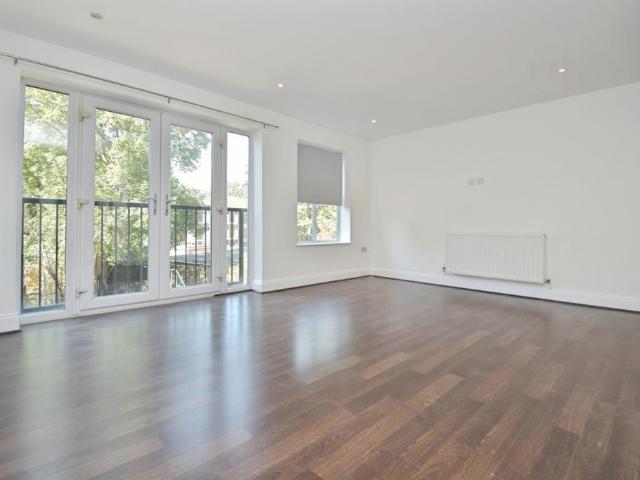 Plaistow Lane Bromley BR1 2 bed flat to rent £1,775 pcm £410 pw