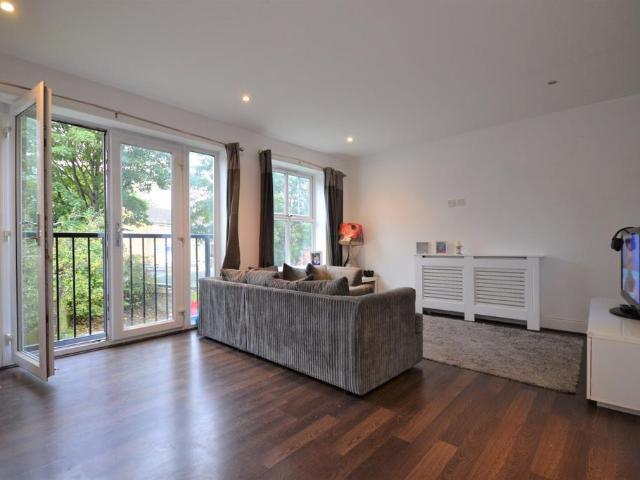 Plaistow Lane Bromley BR1 2 bed flat to rent £1,800 pcm £415 pw