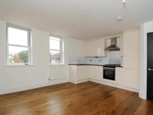 Plaistow Lane, Bromley, Kent, BR1 2 bed apartment to rent £1,850 pcm £427 pw