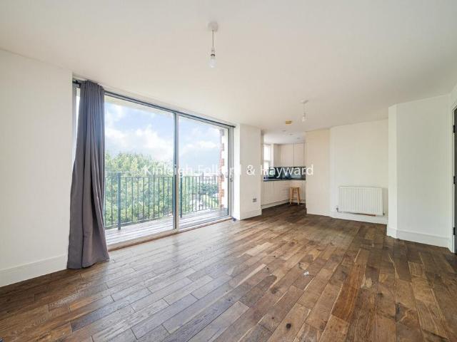 Plaistow Lane, Bromley, Kent, BR1 2 bed flat to rent £1,900 pcm £438 pw