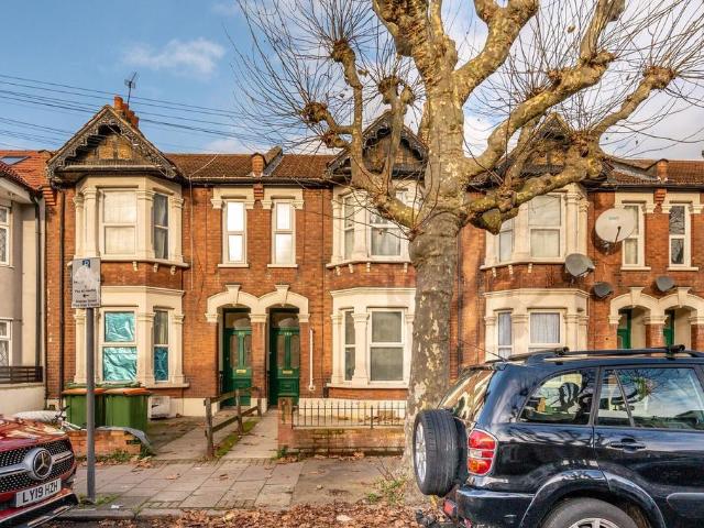 Plaistow, London, E13 1 bed flat to rent £1,750 pcm £404 pw