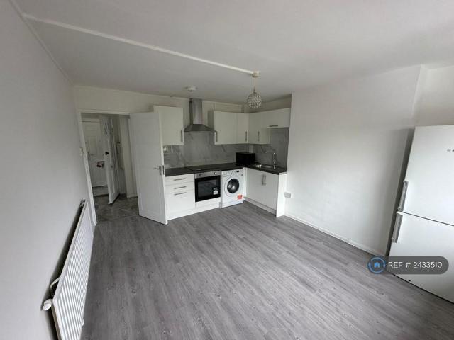 Plaistow Park Road, London, E13 2 bed flat to rent £1,900 pcm £438 pw