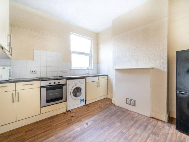 Plaistow, London E13, 1 bed flat to rent, £1,750 pcm | PrimeLocation