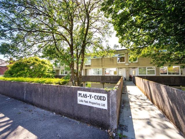 Plas Y Coed, Lake Road. 2 bed maisonette to rent £1,070 pcm £247 pw