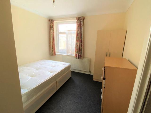 Plashet Grove, London, E6 1 bed flat to rent £1,550 pcm £358 pw
