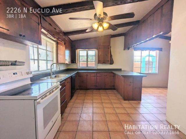 1/2 off 1st Month's Rent!*Pleasant 3Bed/1Bath + Office/Den, Jefferson Park Home with a Large Backyard!