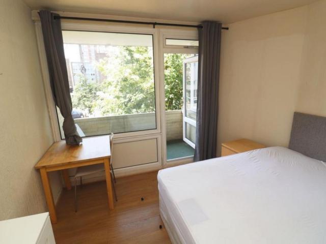 Pleasant double bedroom with balcony near Mile End Park Has a Room