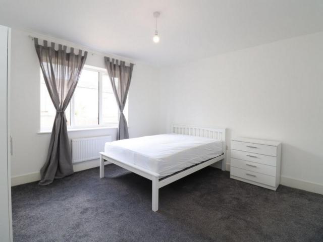 Pleasant double bedroom close to Woolwich Arsenal DLR station Has a Room