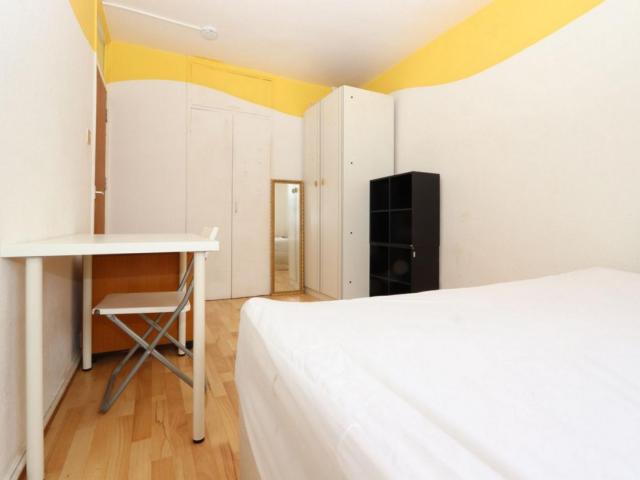 Pleasant double bedroom close to Bethnal Green Tube Has a Room