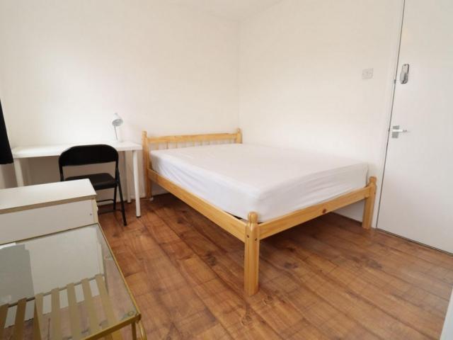 Pleasant double bedroom close to Poplar DLR station Has a Room