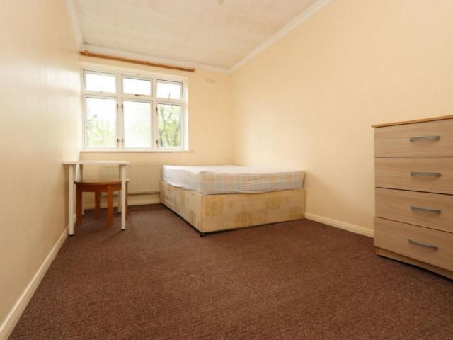 Pleasant double bedroom close to Poplar DLR station Has a Room