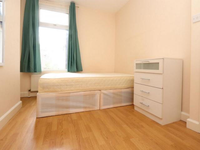 Pleasant double bedroom in Upton Park Has a Room