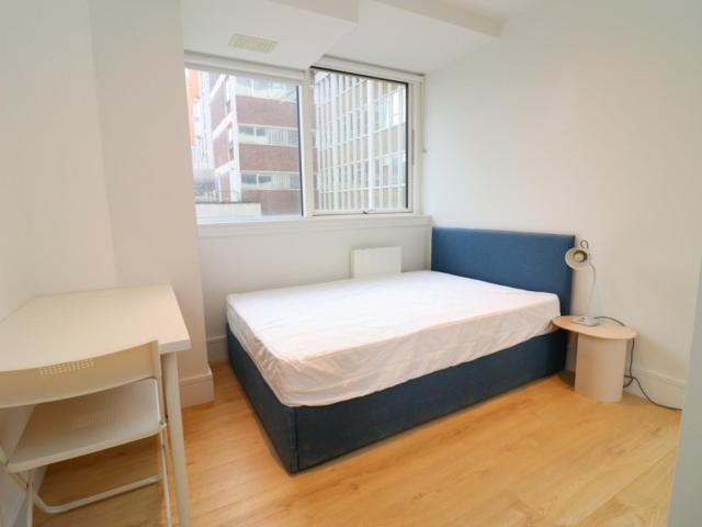 Pleasant double bedroom in Wembley Has a Room