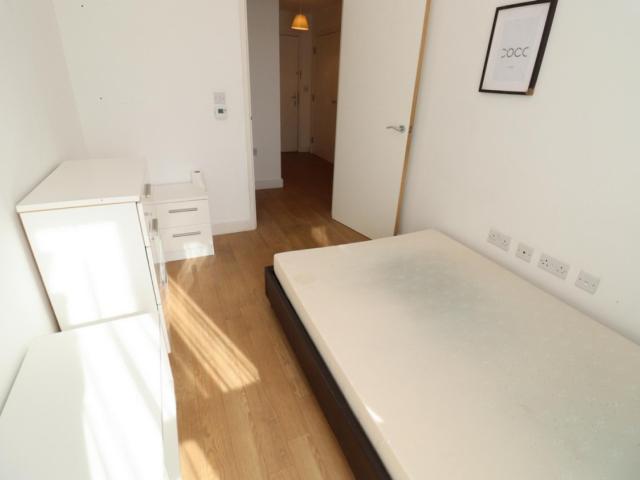 Pleasant double bedroom in Bow Common Has a Room
