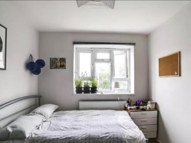 Pleasant double bedroom in Bow Has a Room