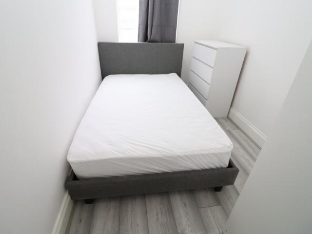 Pleasant double bedroom in Ealing Has a Room