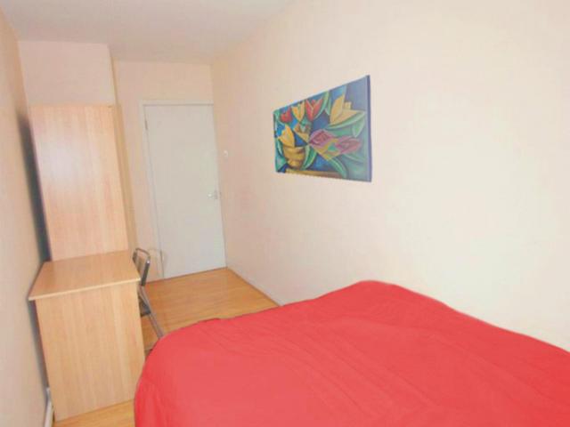 Pleasant double bedroom in residential Isle of Dogs Has a Room