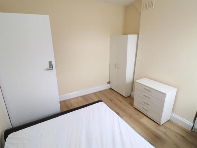 Pleasant double bedroom near the Westcombe Park train station Has a Room