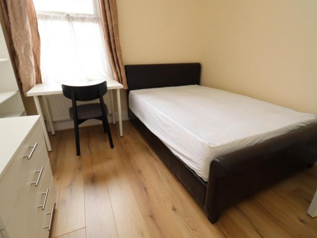Pleasant double bedroom near the Westcombe Park train station Has a Room
