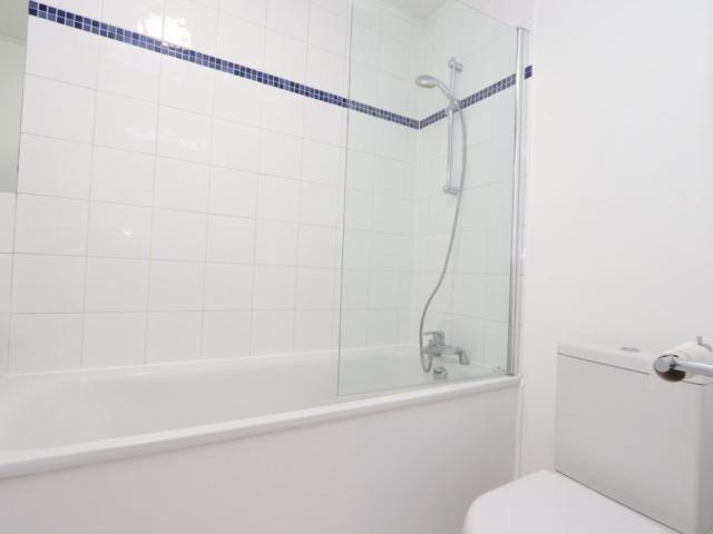Pleasant double ensuite bedroom near Kilburn High Road Overgroung station Has a Room