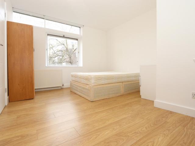 Pleasant double ensuite bedroom near Kilburn High Road Overgroung station Has a Room