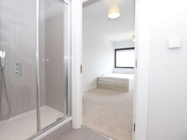 Pleasant double ensuite bedroom next to Greenwich Centre Library Has a Room