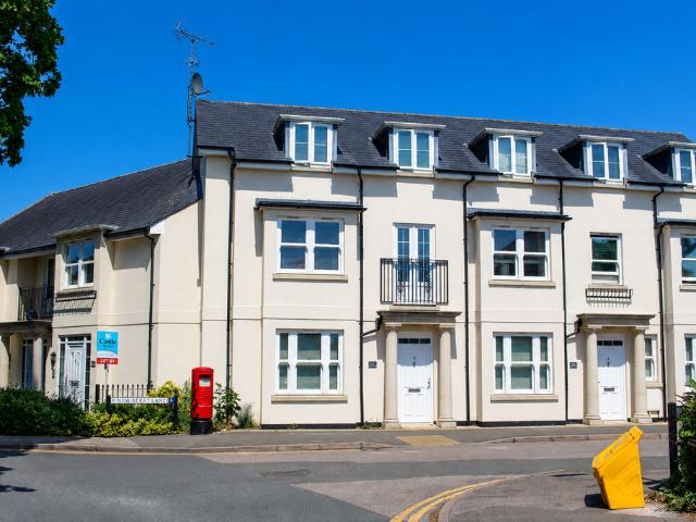 Pleasant Place, Hersham KT12 2 bed ground floor maisonette to rent £1,550 pcm £358 pw
