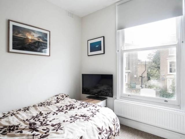 Pleasant single bedroom next to Victoria Park Has a Room